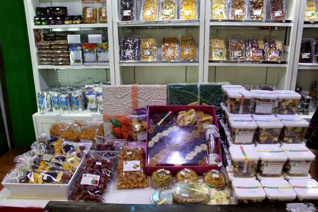 dried-fruits-shop-chiangrai-airport-1 - Fruit House Thailand
